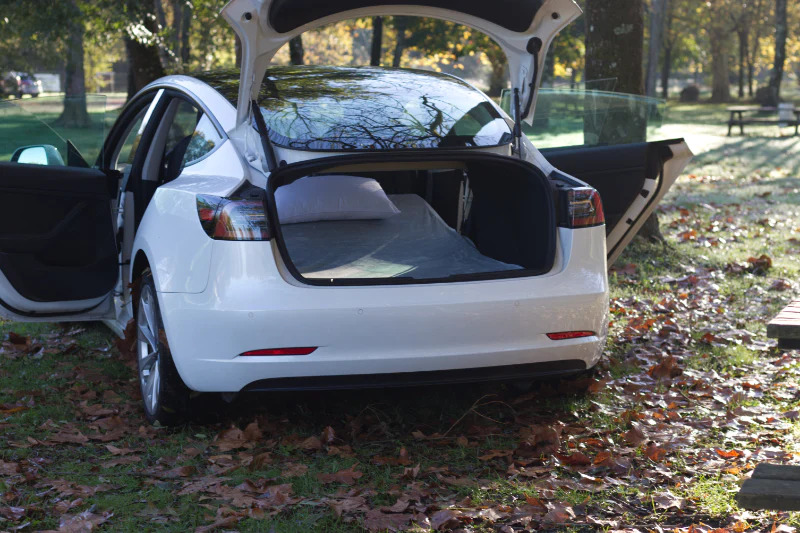 PARIS : EscapeCase rend le camping à bord de son véhicule électrique ...